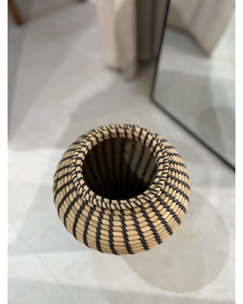 Vase en rotin noir